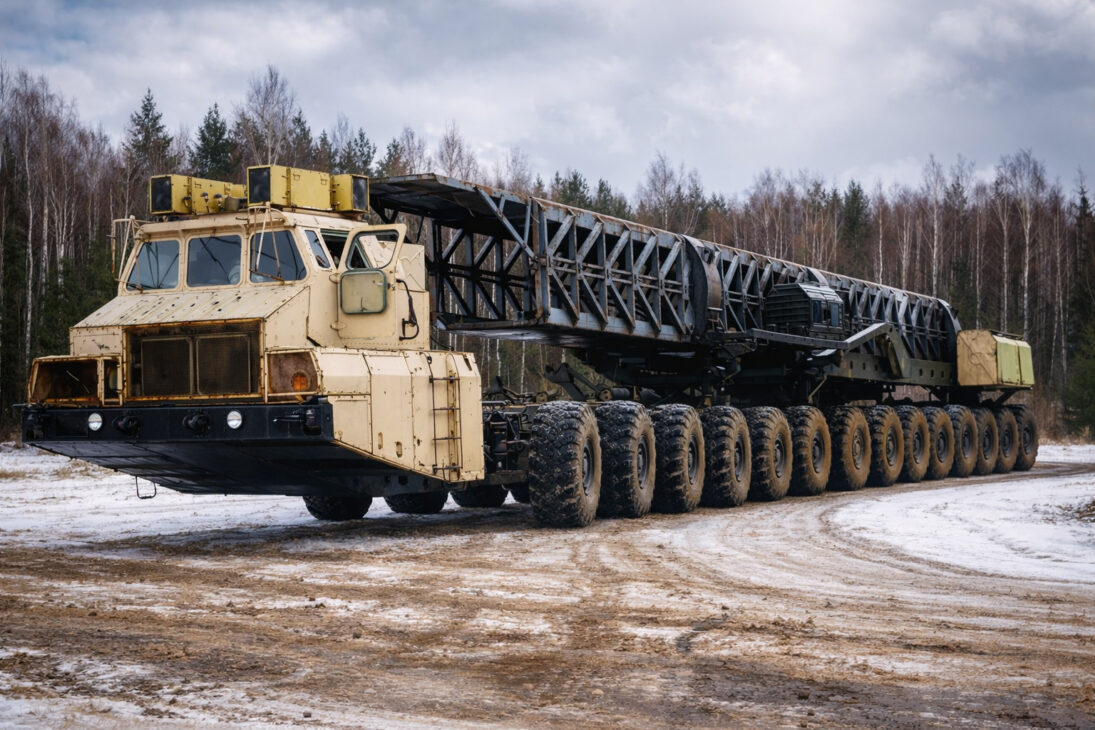 MAZ-7907: com 24×24 rodas, 28 metros de comprimento, turbina de 1.250 ...