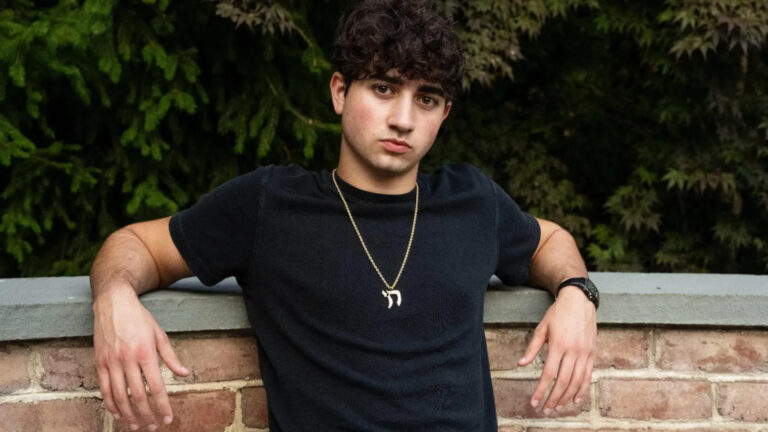 Aos 18 anos, CEO fatura US$ 1,4 milhão por mês com app de IA criado no ...
