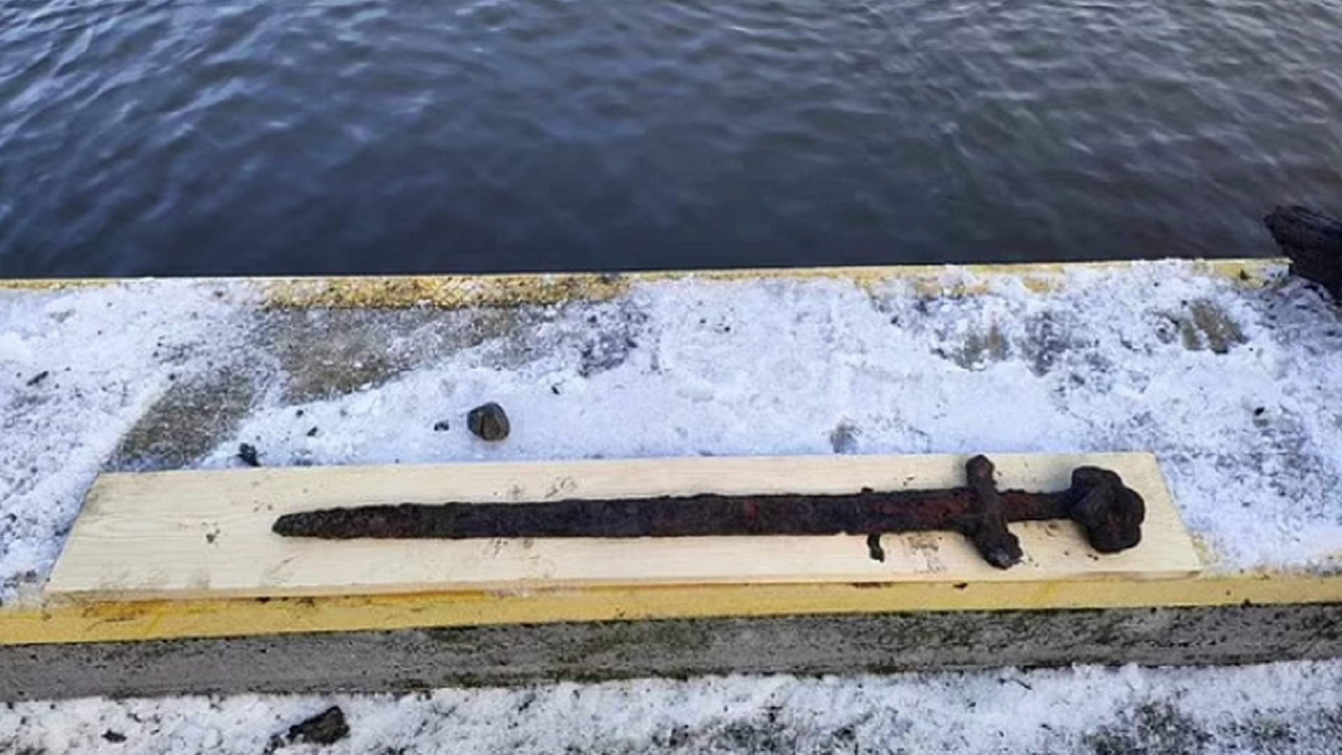 Em rio da Holanda, a descoberta de uma espada medieval de quase 1000 ...