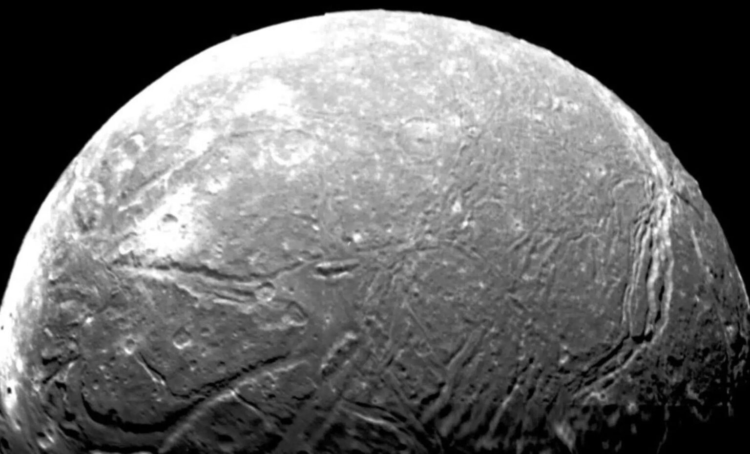 Estudo publicado no The Planetary Science Journal indica que lua de ...