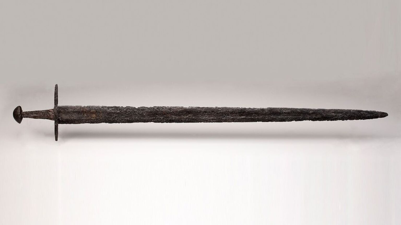 En un río holandés, el descubrimiento de una espada medieval de casi ...