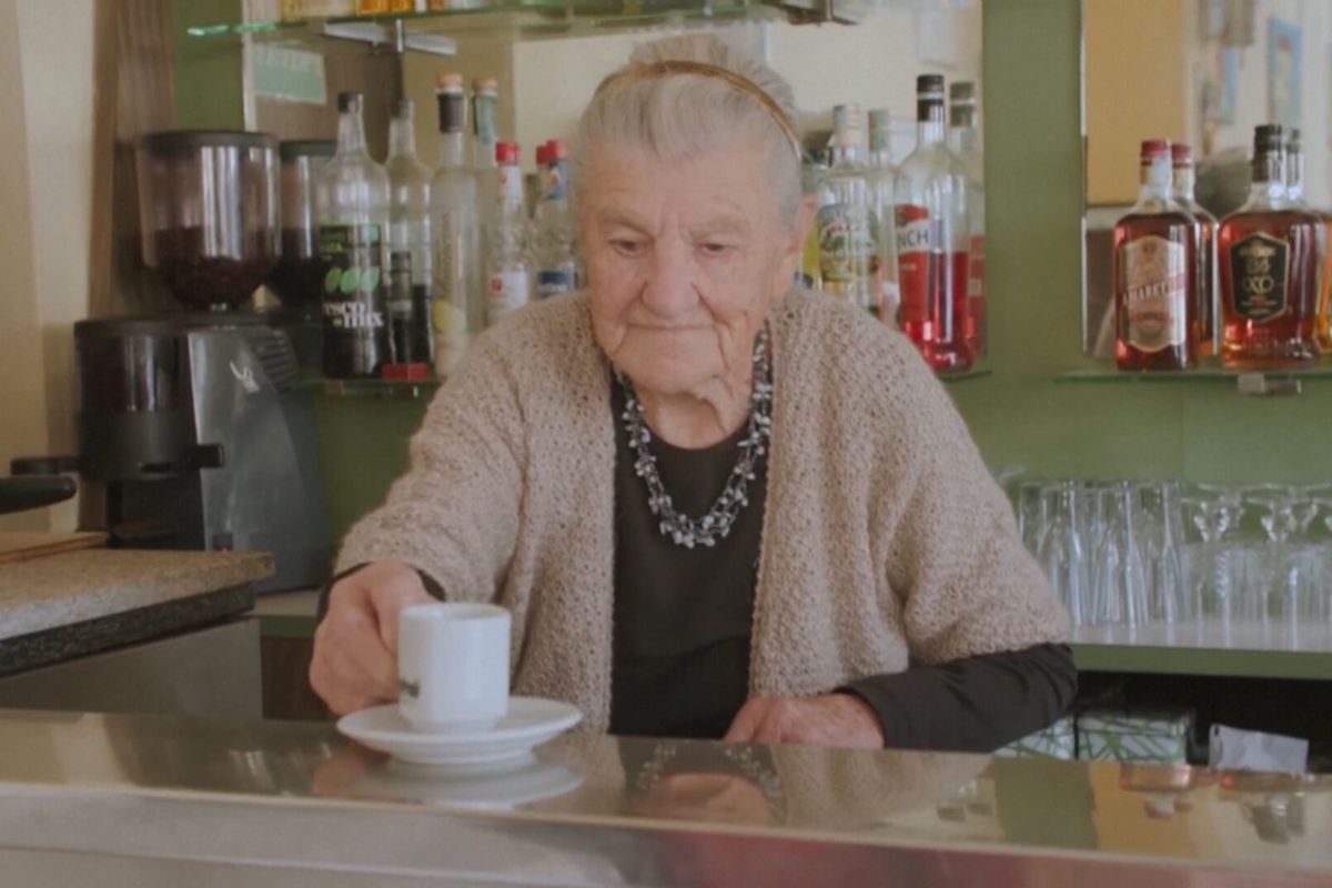 Aos 100 anos, Anna abre o Bar Centrale às 7h e fecha às 19h desde 1958 ...
