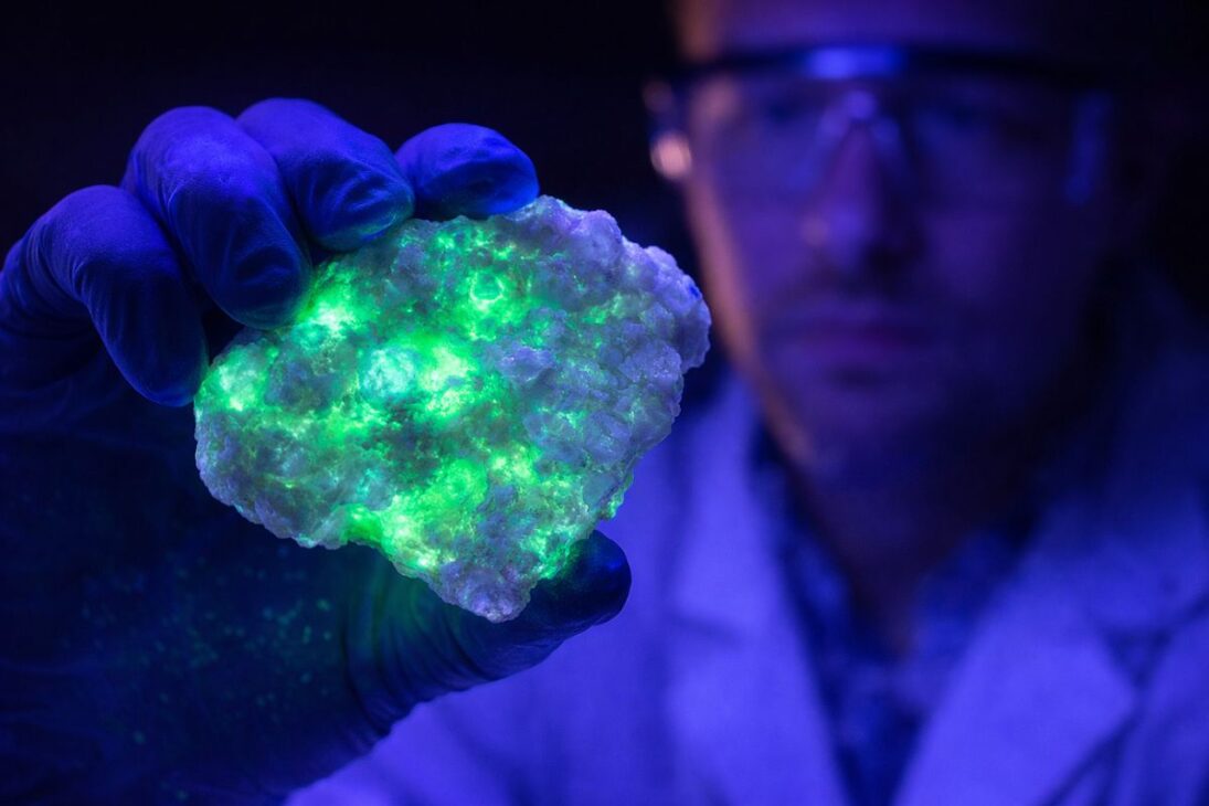 Cientistas descobriram na Sérvia um mineral real cuja fórmula química é ...