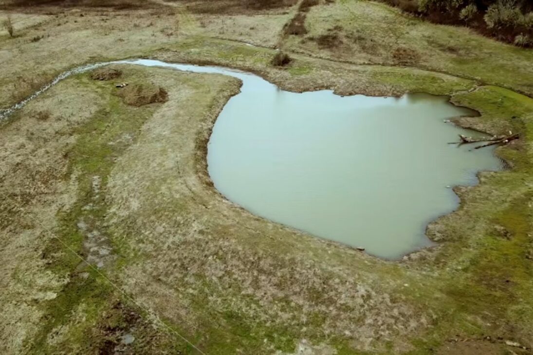 Fazenda constrói enorme lago artificial após descobrir camada profunda ...