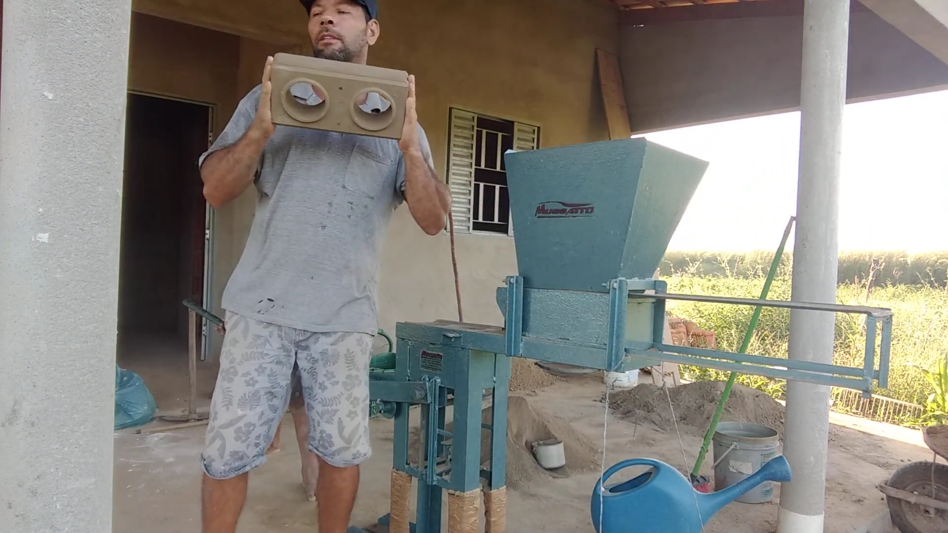 Pedreiro ensina como produzir tijolo ecológico de solo-cimento com ...