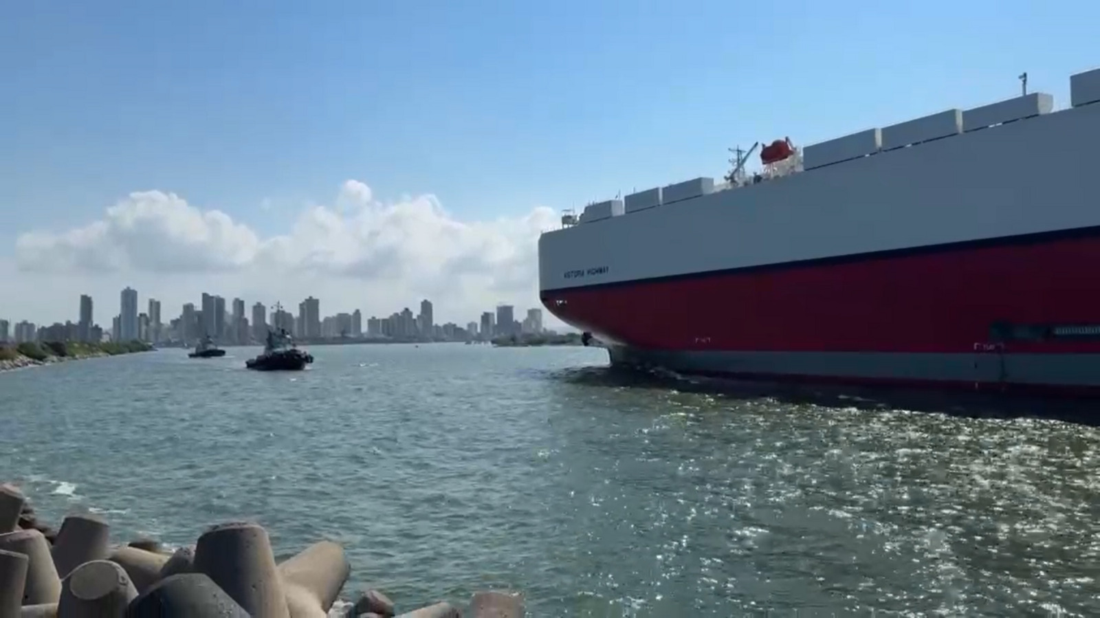Navio gigantesco com carga milionária de mais de 600 carros de luxo ...