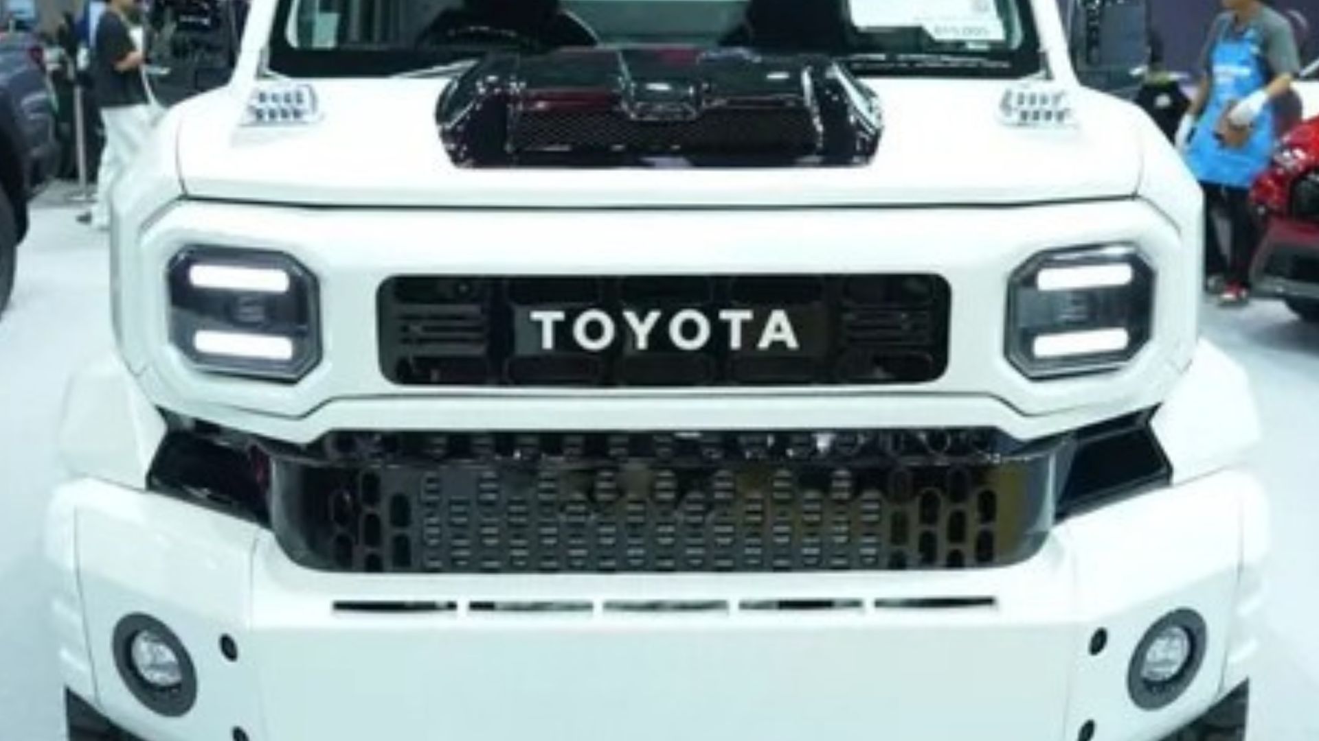 Toyota Hilux na versão caminhão surge com visual inspirado no Mercedes ...
