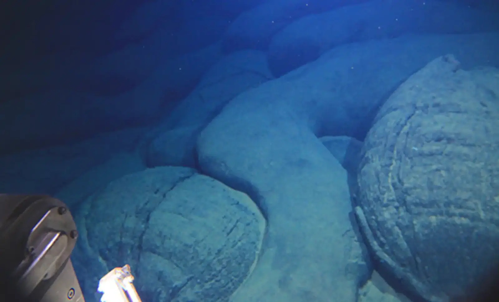 Usando o Shinkai 6500, submersível tripulado que mergulha a até 6.500 ...