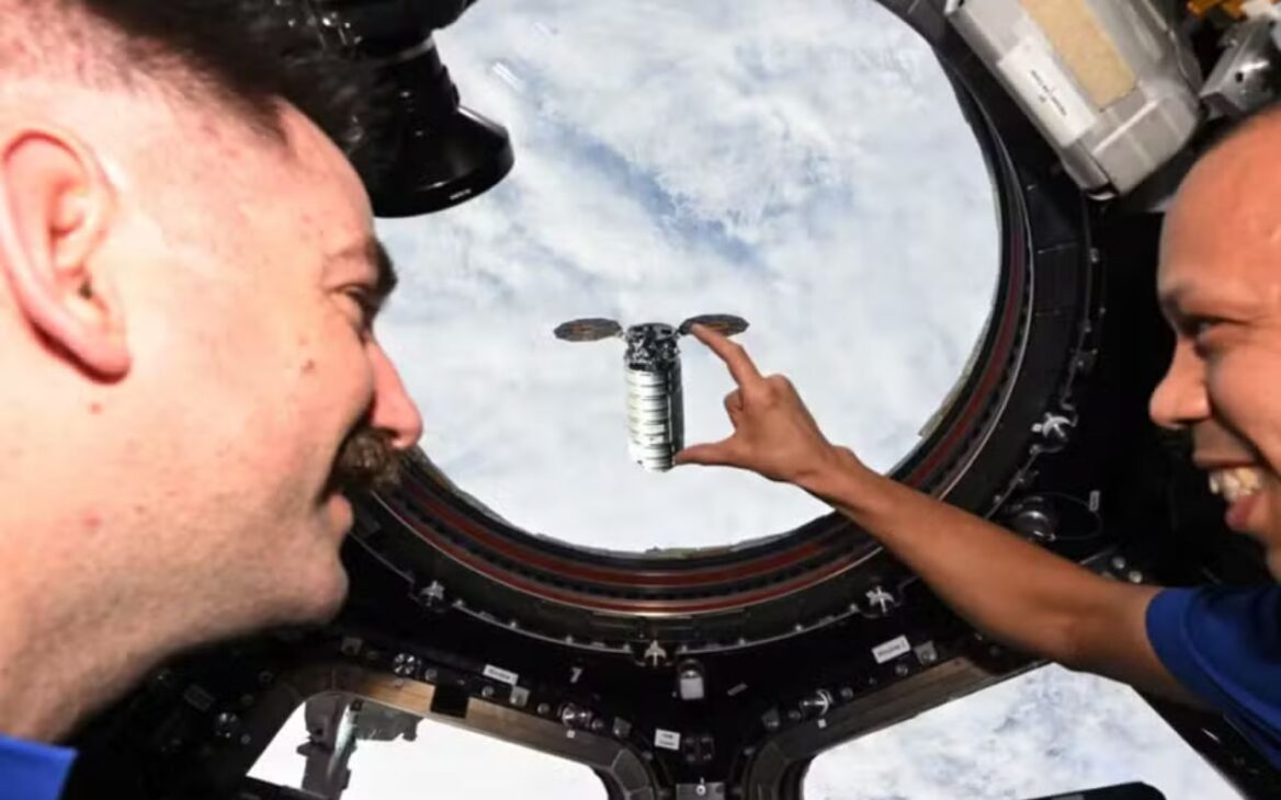 Astronautas da NASA criam uma ilusão de ótica ao "segurar” a espaçonave ...