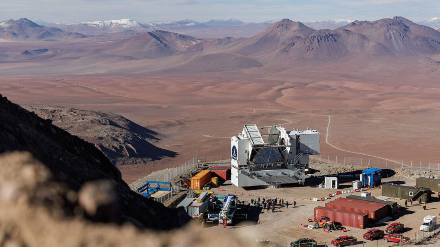 No topo do mundo a 5.600 metros no deserto do Atacama, um telescópio ...
