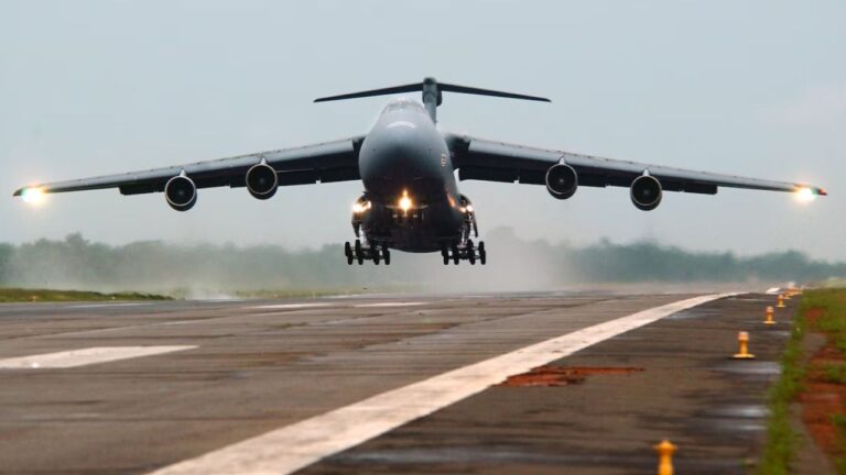 Com 67,89 metros de envergadura e quatro motores, o C-5M Super Galaxy é ...