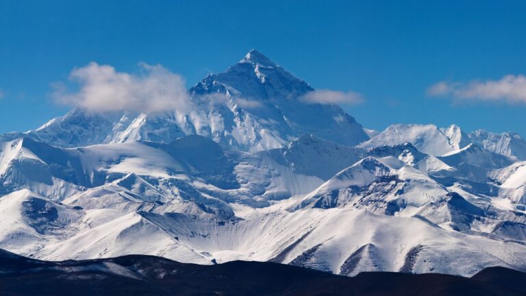 Primeira morte no Monte Everest em 2026: guia perde a consciência e ...