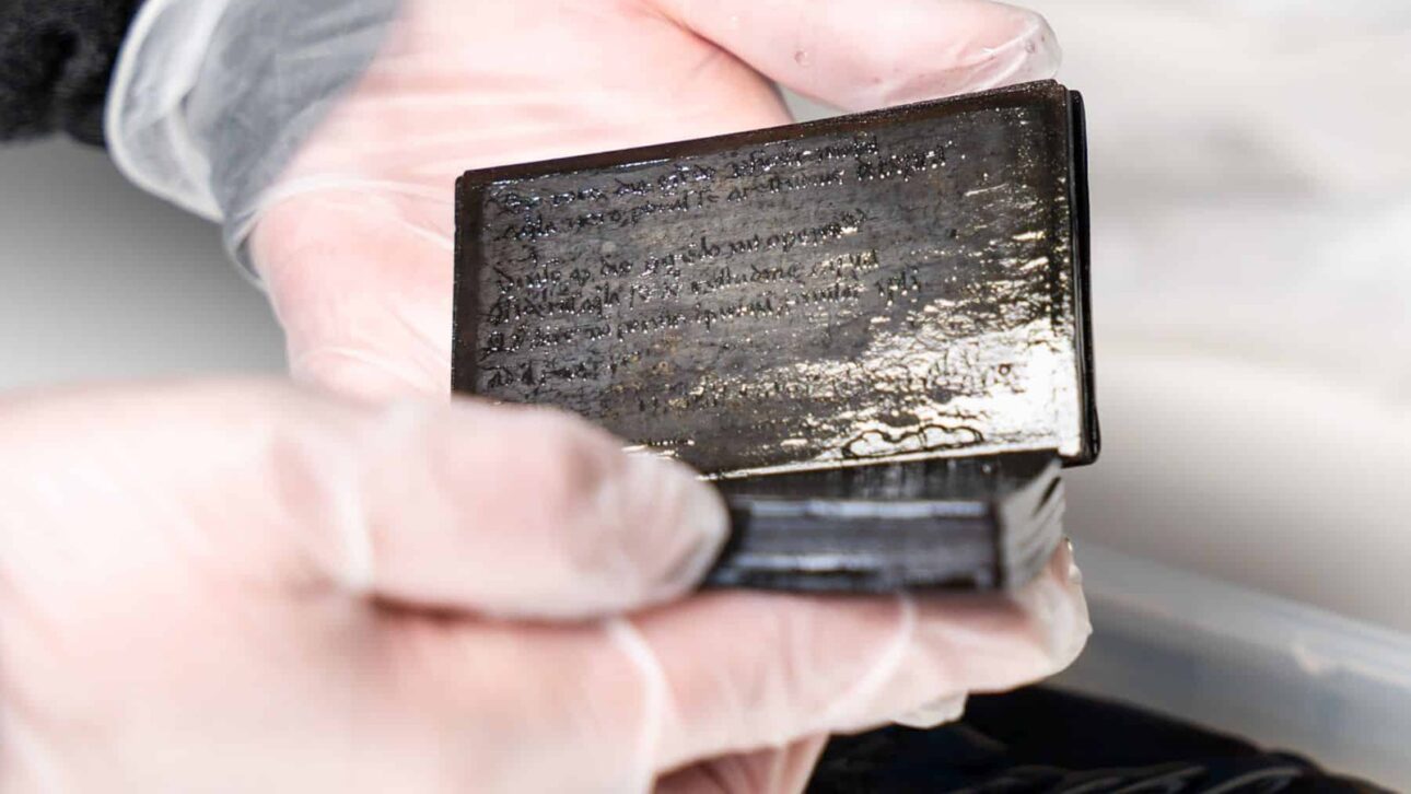 Caderno de cera cai em latrina há 800 anos, sobrevive intacto na ...
