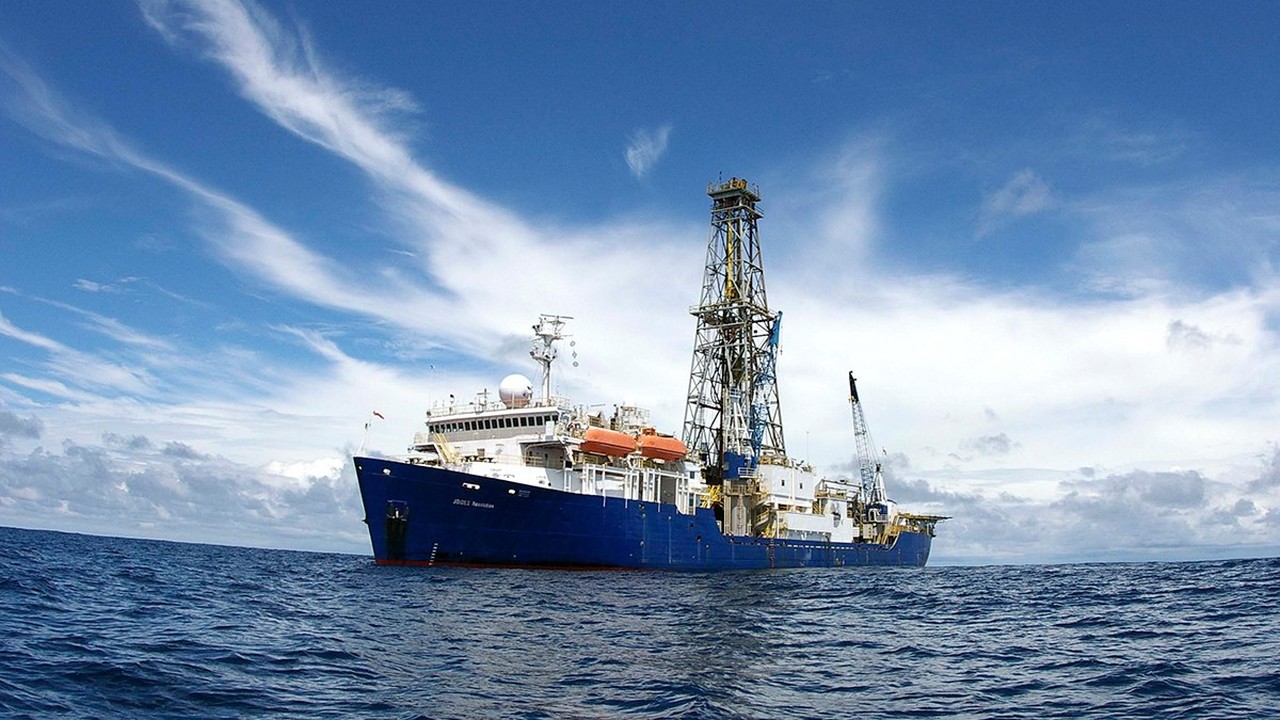 Navio perfura o oceano e traz amostras do manto da Terra