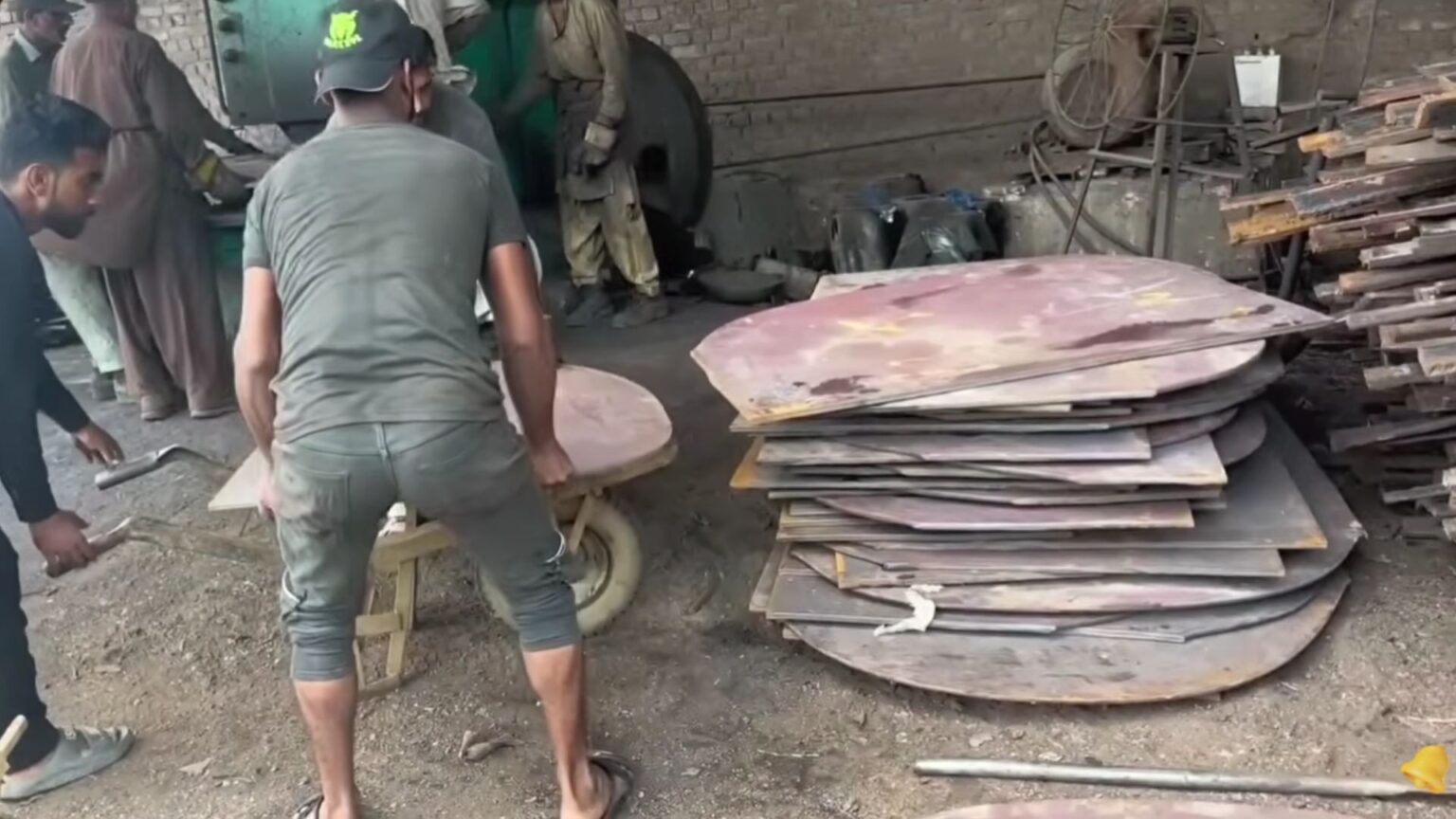 Chapas de aço retiradas de navios velhos são transformadas em milhares ...