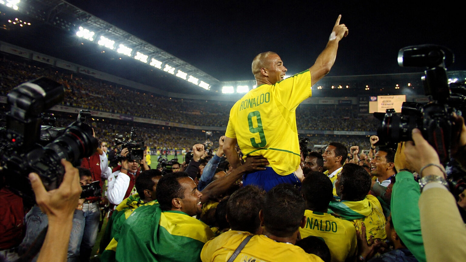 O Brasil não ganha uma Copa desde a época em que celular tijolão era ...