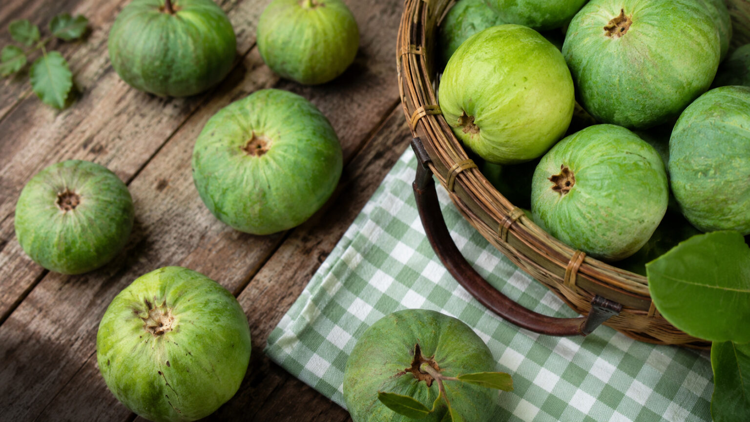 Fruta gigante e azedinha da Mata Atlântica vira tesouro capixaba, pesa ...