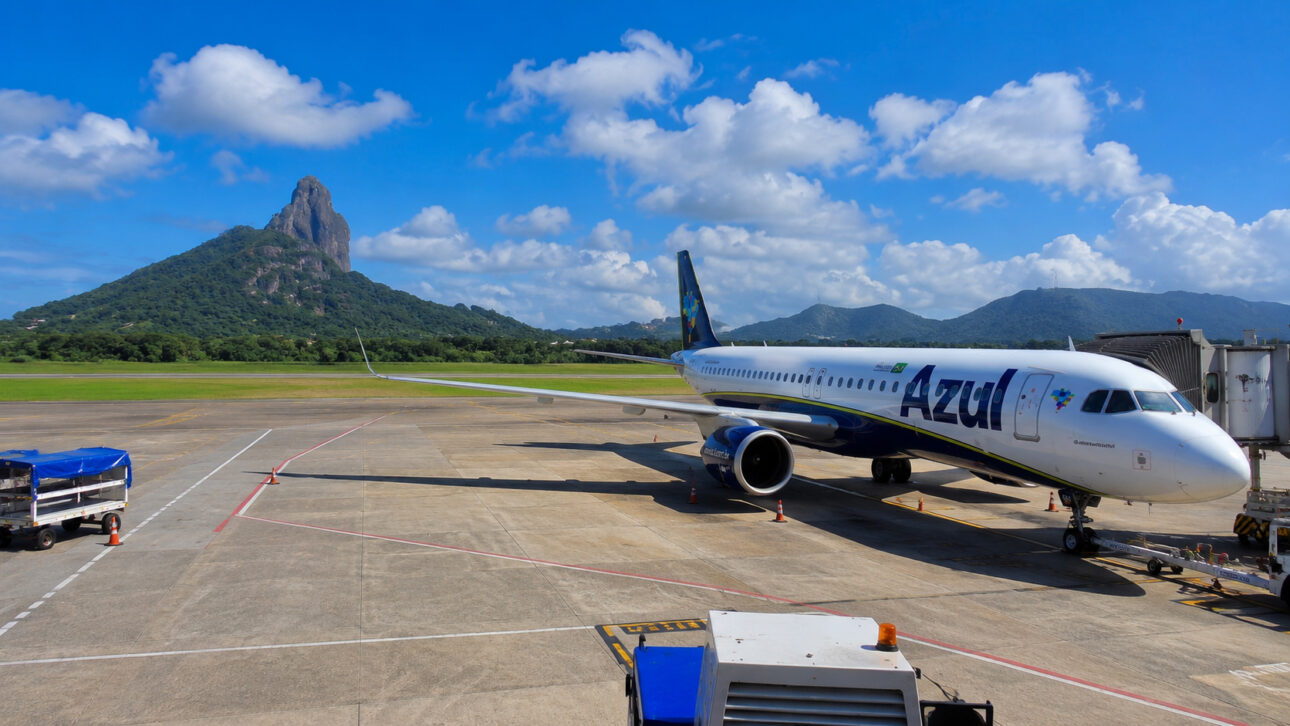 Azul aperta o cinto, mira o preço do combustível de aviação e pode ...