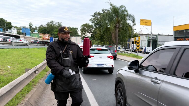 Ex-motorista de caminhão acorda às 2h da madrugada, enche 28 garrafas ...