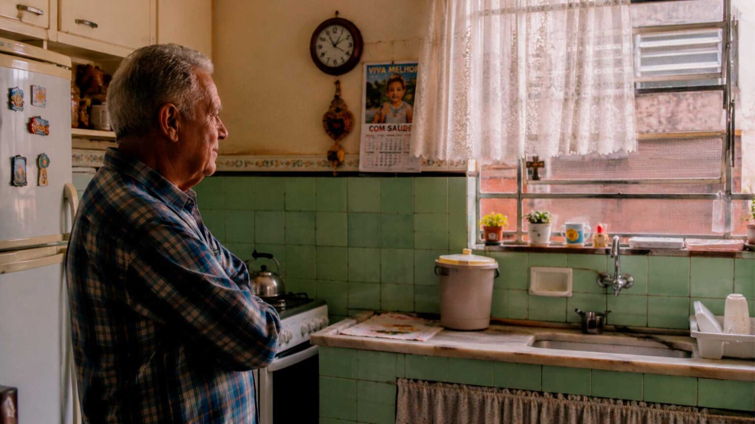 Jovem arquiteto decide reformar a cozinha dos anos 60 do avô, evita ...