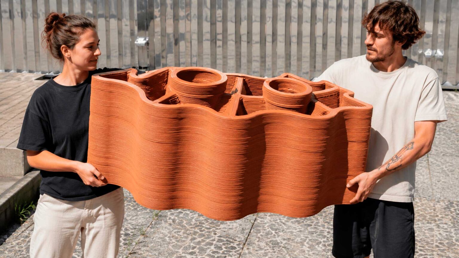Dois jovens inventores criam um tijolo de terracota que usa água, ar e ...