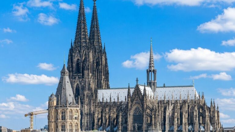 Maior igreja gótica do norte da Europa começou em 1248 para guardar ...