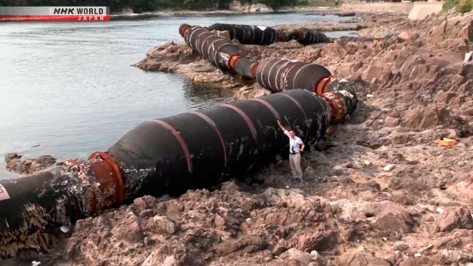 Com cerca de 150 metros de comprimento e peso estimado em 300 toneladas ...