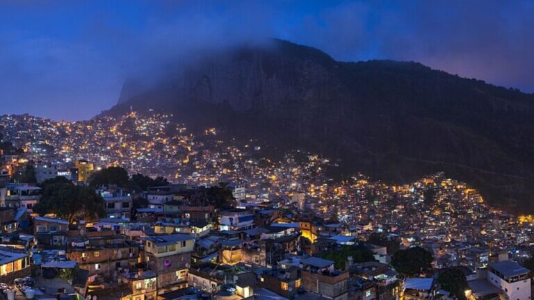 Na maior favela do Brasil, óleo de cozinha que entupia esgoto e ...
