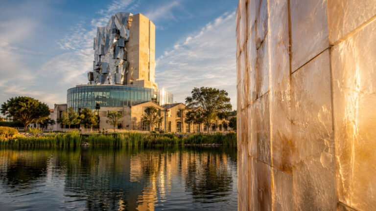 Torre de Frank Gehry no sul da França recebeu mais de 4,000 painéis de ...